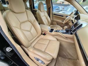 Black Porsche Cayenne 2012 in Vilnius, with an engine capacity of 4.81 L and mileage of 311 thousand km for 7450 €, photo 12 on AUTOMOTO.COM.LV