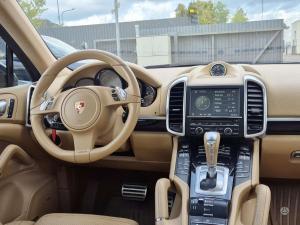Black Porsche Cayenne 2012 in Vilnius, with an engine capacity of 4.81 L and mileage of 311 thousand km for 7450 €, photo 15 on AUTOMOTO.COM.LV
