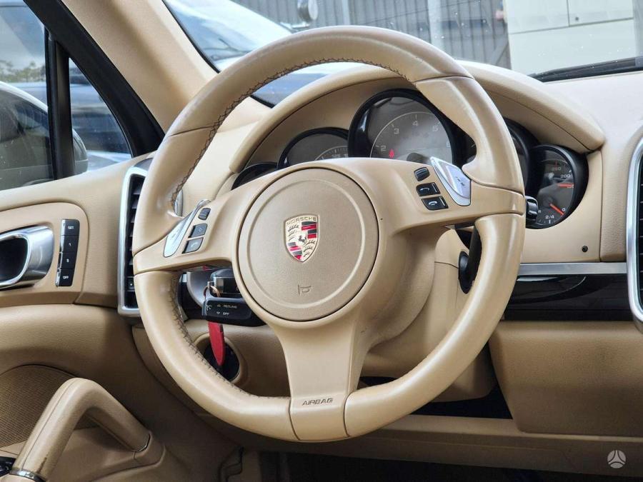 Black Porsche Cayenne 2012 in Vilnius, with an engine capacity of 4.81 L and mileage of 311 thousand km for 7450 €, photo 16 on AUTOMOTO.COM.LV
