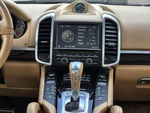 Black Porsche Cayenne 2012 in Vilnius, with an engine capacity of 4.81 L and mileage of 311 thousand km for 7450 €, photo 17 on AUTOMOTO.COM.LV
