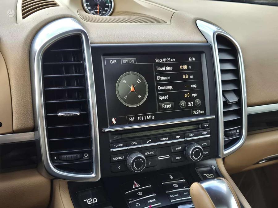 Black Porsche Cayenne 2012 in Vilnius, with an engine capacity of 4.81 L and mileage of 311 thousand km for 7450 €, photo 18 on AUTOMOTO.COM.LV