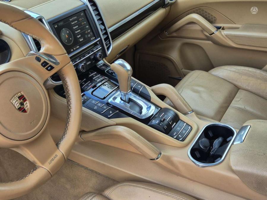 Black Porsche Cayenne 2012 in Vilnius, with an engine capacity of 4.81 L and mileage of 311 thousand km for 7450 €, photo 21 on AUTOMOTO.COM.LV