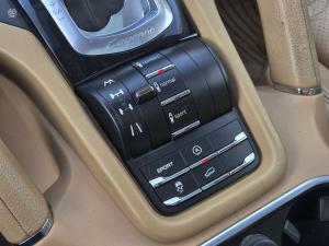 Black Porsche Cayenne 2012 in Vilnius, with an engine capacity of 4.81 L and mileage of 311 thousand km for 7450 €, photo 23 on AUTOMOTO.COM.LV