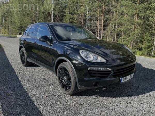 Black Porsche Cayenne 2012 in Aizkraukle, with an engine capacity of 3.00 L and mileage of 240 thousand km for 18500 €, photo 3 on AUTOMOTO.COM.LV