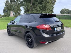 Black Porsche Cayenne 2012 in Riga, with an engine capacity of 3.00 L and mileage of 0 thousand km for 13750 €, photo 5 on AUTOMOTO.COM.LV