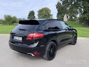 Black Porsche Cayenne 2012 in Riga, with an engine capacity of 3.00 L and mileage of 0 thousand km for 13750 €, photo 7 on AUTOMOTO.COM.LV