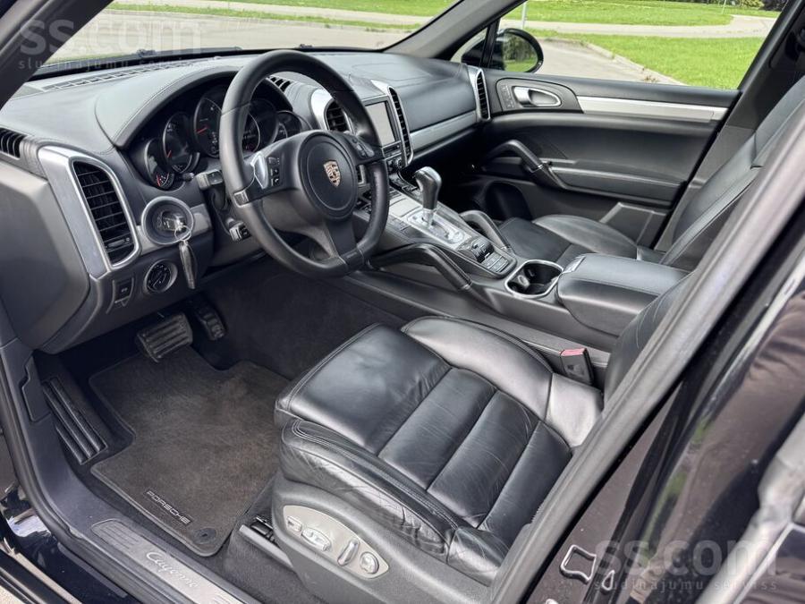Black Porsche Cayenne 2012 in Riga, with an engine capacity of 3.00 L and mileage of 0 thousand km for 13750 €, photo 10 on AUTOMOTO.COM.LV
