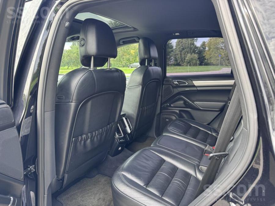 Black Porsche Cayenne 2012 in Riga, with an engine capacity of 3.00 L and mileage of 0 thousand km for 13750 €, photo 12 on AUTOMOTO.COM.LV