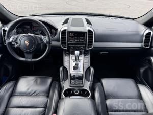 Black Porsche Cayenne 2012 in Riga, with an engine capacity of 3.00 L and mileage of 0 thousand km for 13750 €, photo 13 on AUTOMOTO.COM.LV