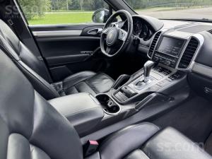 Black Porsche Cayenne 2012 in Riga, with an engine capacity of 3.00 L and mileage of 0 thousand km for 13750 €, photo 16 on AUTOMOTO.COM.LV