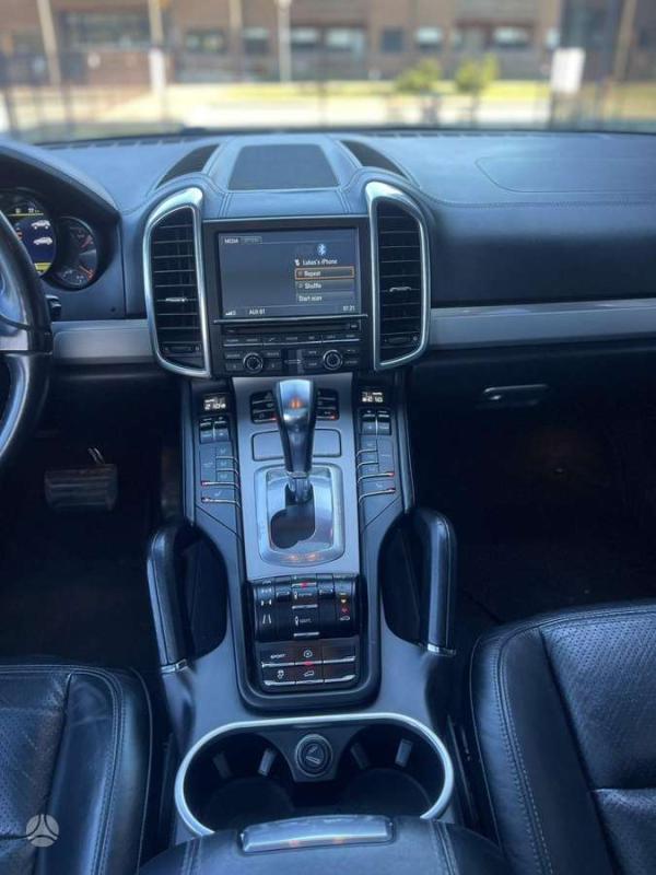 Black Porsche Cayenne 2012 in Vilnius, with an engine capacity of 2.97 L and mileage of 320 thousand km for 12400 €, photo 10 on AUTOMOTO.COM.LV