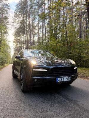 Melns Porsche Cayenne 2012 Viļņa, ar dzinēja tilpumu 2.97 L un nobraukumu 400 tūkst. km par 12500 €, foto  vietnē AUTOMOTO.COM.LV