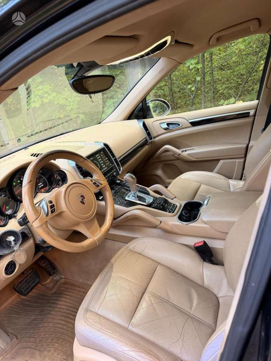 Black Porsche Cayenne 2012 in Vilnius, with an engine capacity of 2.97 L and mileage of 400 thousand km for 12500 €, photo 4 on AUTOMOTO.COM.LV