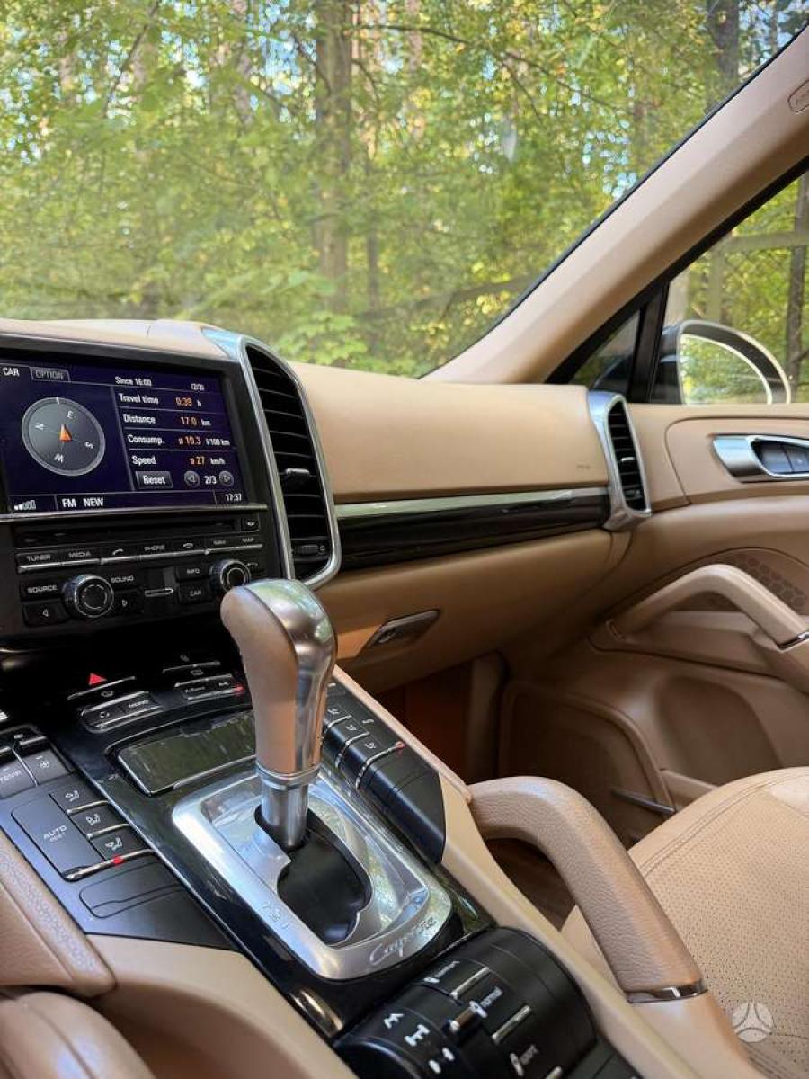 Black Porsche Cayenne 2012 in Vilnius, with an engine capacity of 2.97 L and mileage of 400 thousand km for 12500 €, photo 5 on AUTOMOTO.COM.LV