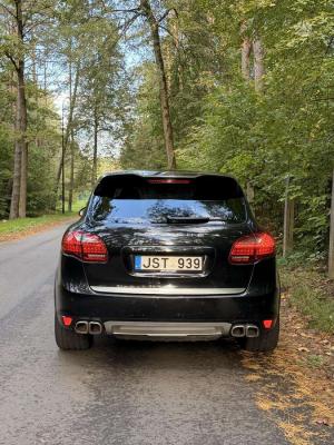 Black Porsche Cayenne 2012 in Vilnius, with an engine capacity of 2.97 L and mileage of 400 thousand km for 12500 €, photo 6 on AUTOMOTO.COM.LV
