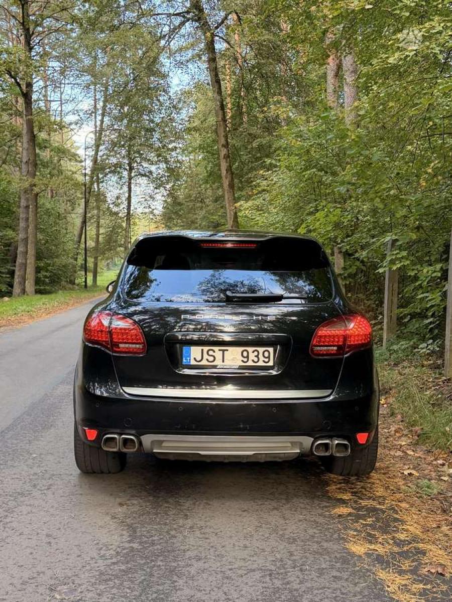 Black Porsche Cayenne 2012 in Vilnius, with an engine capacity of 2.97 L and mileage of 400 thousand km for 12500 €, photo 6 on AUTOMOTO.COM.LV
