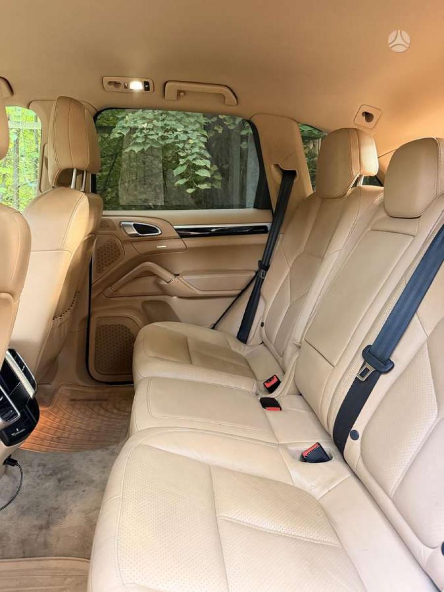 Black Porsche Cayenne 2012 in Vilnius, with an engine capacity of 2.97 L and mileage of 400 thousand km for 12500 €, photo 7 on AUTOMOTO.COM.LV