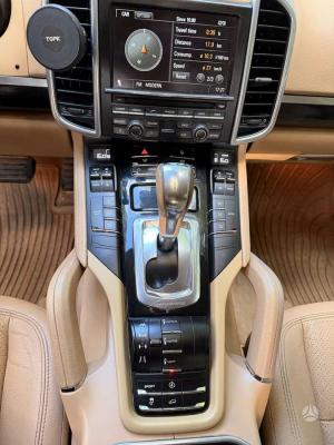 Black Porsche Cayenne 2012 in Vilnius, with an engine capacity of 2.97 L and mileage of 400 thousand km for 12500 €, photo 9 on AUTOMOTO.COM.LV