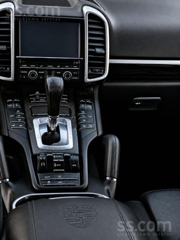 Melns Porsche Cayenne 2012 Rīga, ar dzinēja tilpumu 3.00 L un nobraukumu 138 tūkst. km par 21500 €, foto 7 vietnē AUTOMOTO.COM.LV