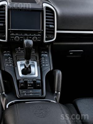 Black Porsche Cayenne 2012 in Riga, with an engine capacity of 3.00 L and mileage of 138 thousand km for 21500 €, photo 7 on AUTOMOTO.COM.LV