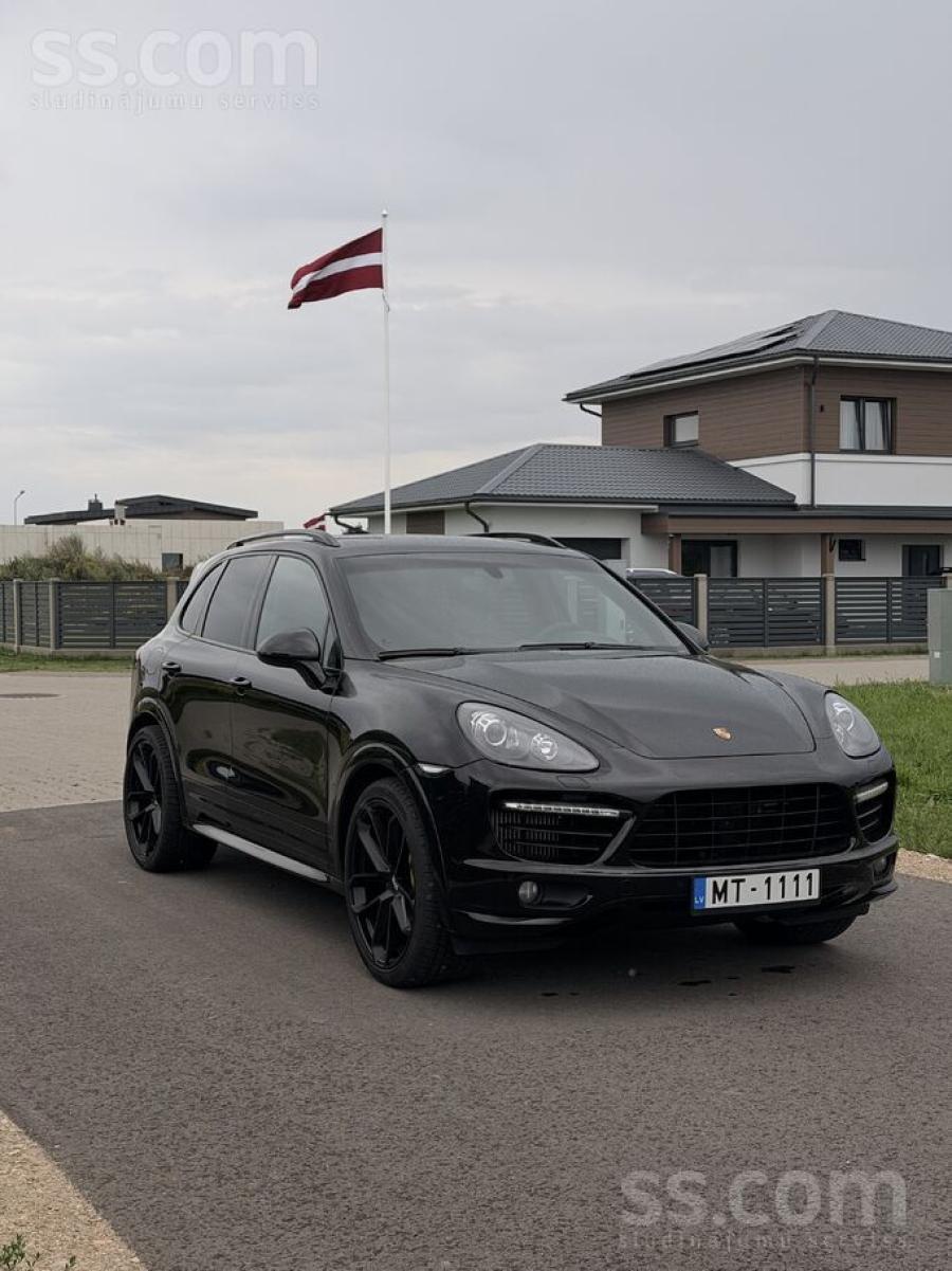Black Porsche Cayenne 2012 in Riga, with an engine capacity of 3.00 L and mileage of 266 thousand km for 25000 €, photo 3 on AUTOMOTO.COM.LV