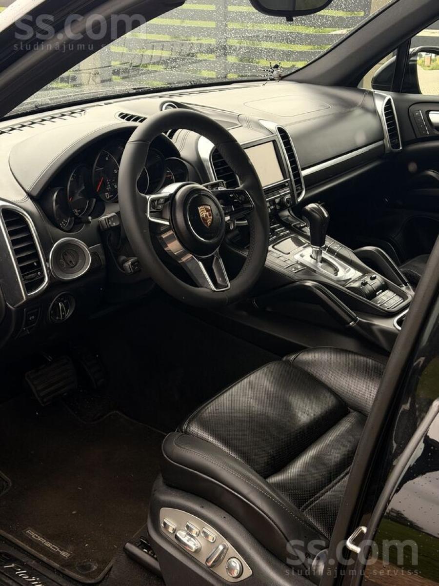 Black Porsche Cayenne 2012 in Riga, with an engine capacity of 3.00 L and mileage of 266 thousand km for 25000 €, photo 7 on AUTOMOTO.COM.LV