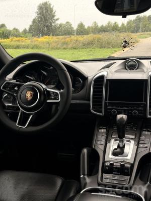 Black Porsche Cayenne 2012 in Riga, with an engine capacity of 3.00 L and mileage of 266 thousand km for 25000 €, photo 8 on AUTOMOTO.COM.LV