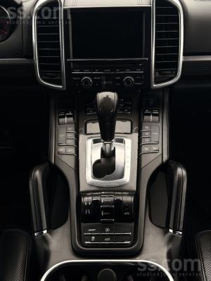 Black Porsche Cayenne 2012 in Riga, with an engine capacity of 3.00 L and mileage of 266 thousand km for 25000 €, photo 9 on AUTOMOTO.COM.LV