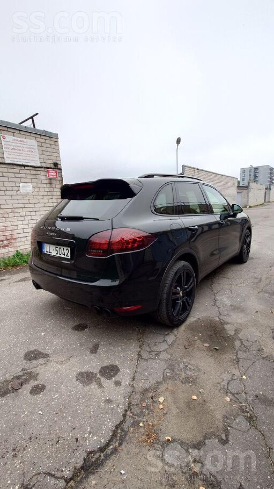 Melns Porsche Cayenne 2012 Rīga, ar dzinēja tilpumu 3.00 L un nobraukumu 220 tūkst. km par 14950 €, foto 4 vietnē AUTOMOTO.COM.LV