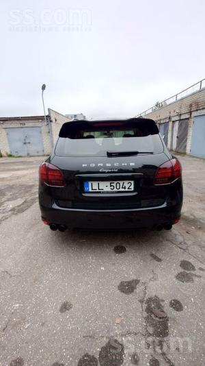 Melns Porsche Cayenne 2012 Rīga, ar dzinēja tilpumu 3.00 L un nobraukumu 220 tūkst. km par 14950 €, foto 5 vietnē AUTOMOTO.COM.LV