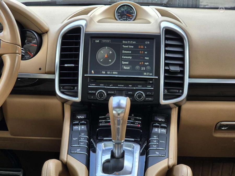 Black Porsche Cayenne 2012 in Vilnius, with an engine capacity of 4.81 L and mileage of 311 thousand km for 7450 €, photo 17 on AUTOMOTO.COM.LV