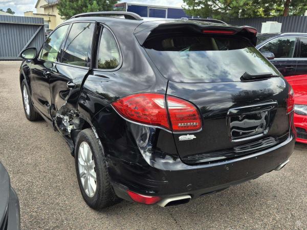 Black Porsche Cayenne 2012 in Vilnius, with an engine capacity of 4.81 L and mileage of 311 thousand km for 7450 €, photo 4 on AUTOMOTO.COM.LV