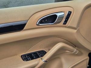 Melns Porsche Cayenne 2012 Viļņa, ar dzinēja tilpumu 4.81 L un nobraukumu 311 tūkst. km par 7450 €, foto 24 vietnē AUTOMOTO.COM.LV