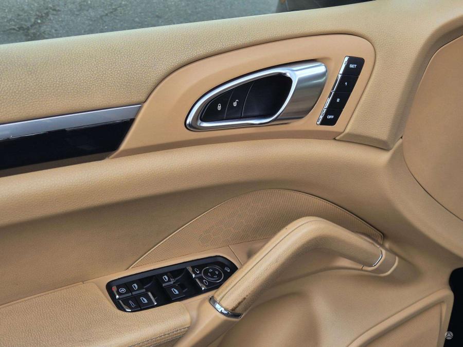 Melns Porsche Cayenne 2012 Viļņa, ar dzinēja tilpumu 4.81 L un nobraukumu 311 tūkst. km par 7450 €, foto 24 vietnē AUTOMOTO.COM.LV