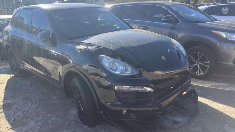 Black Porsche Cayenne 2013 in Vilnius, with an engine capacity of 4.81 L and mileage of 267 thousand km for 6400 €, photo 2 on AUTOMOTO.COM.LV