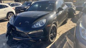Black Porsche Cayenne 2013 in Vilnius, with an engine capacity of 4.81 L and mileage of 267 thousand km for 6400 €, photo 5 on AUTOMOTO.COM.LV