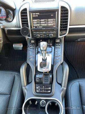 Black Porsche Cayenne 2013 in Tartu, with an engine capacity of 4.20 L and mileage of 250 thousand km for 14900 €, photo 11 on AUTOMOTO.COM.LV