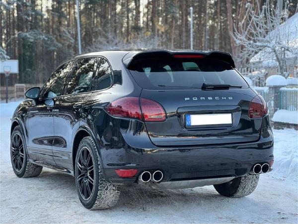 Black Porsche Cayenne 2013 in Vilnius, with an engine capacity of 4.13 L and mileage of 334 thousand km for 17700 €, photo 4 on AUTOMOTO.COM.LV