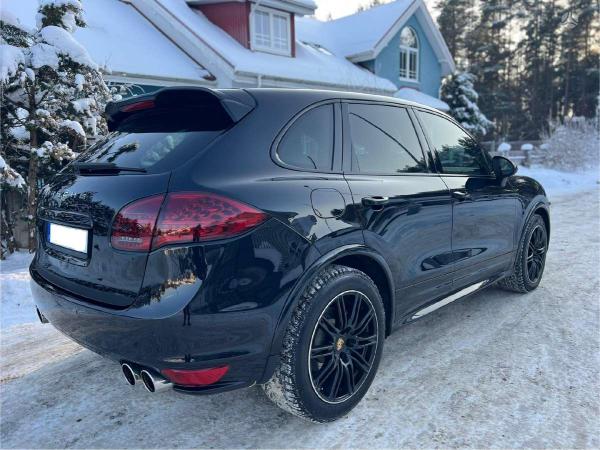 Black Porsche Cayenne 2013 in Vilnius, with an engine capacity of 4.13 L and mileage of 334 thousand km for 17700 €, photo 7 on AUTOMOTO.COM.LV