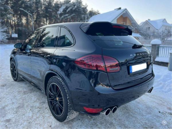 Black Porsche Cayenne 2013 in Vilnius, with an engine capacity of 4.13 L and mileage of 334 thousand km for 17700 €, photo 8 on AUTOMOTO.COM.LV