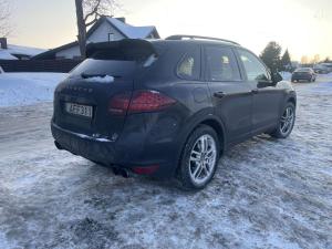 Melns Porsche Cayenne 2013 Klaipėda, ar dzinēja tilpumu 2.97 L un nobraukumu 260 tūkst. km par 15500 €, foto 3 vietnē AUTOMOTO.COM.LV
