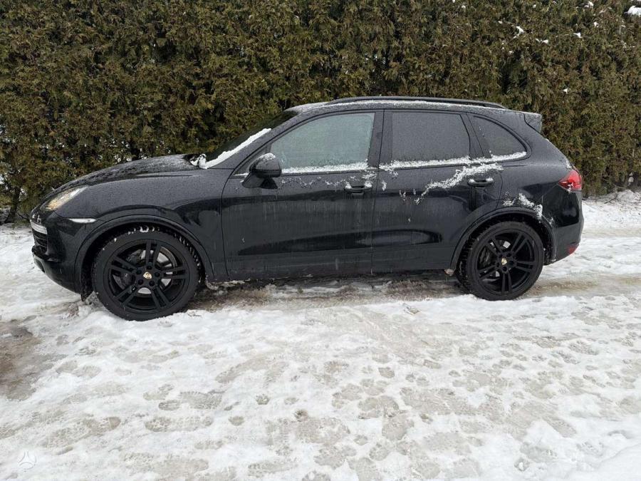 Black Porsche Cayenne 2013 in Kaunas, with an engine capacity of 2.97 L and mileage of 94 thousand km for 10200 €, photo 1 on AUTOMOTO.COM.LV