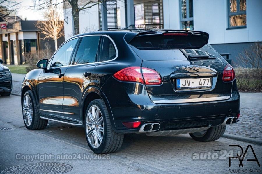 Black Porsche Cayenne 2013 in Riga, with an engine capacity of 4.80 L and mileage of 240 thousand km for 19990 €, photo 7 on AUTOMOTO.COM.LV