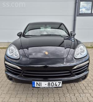 Black Porsche Cayenne 2013 in Riga, with an engine capacity of 3.00 L and mileage of 156 thousand km for 19900 €, photo 4 on AUTOMOTO.COM.LV