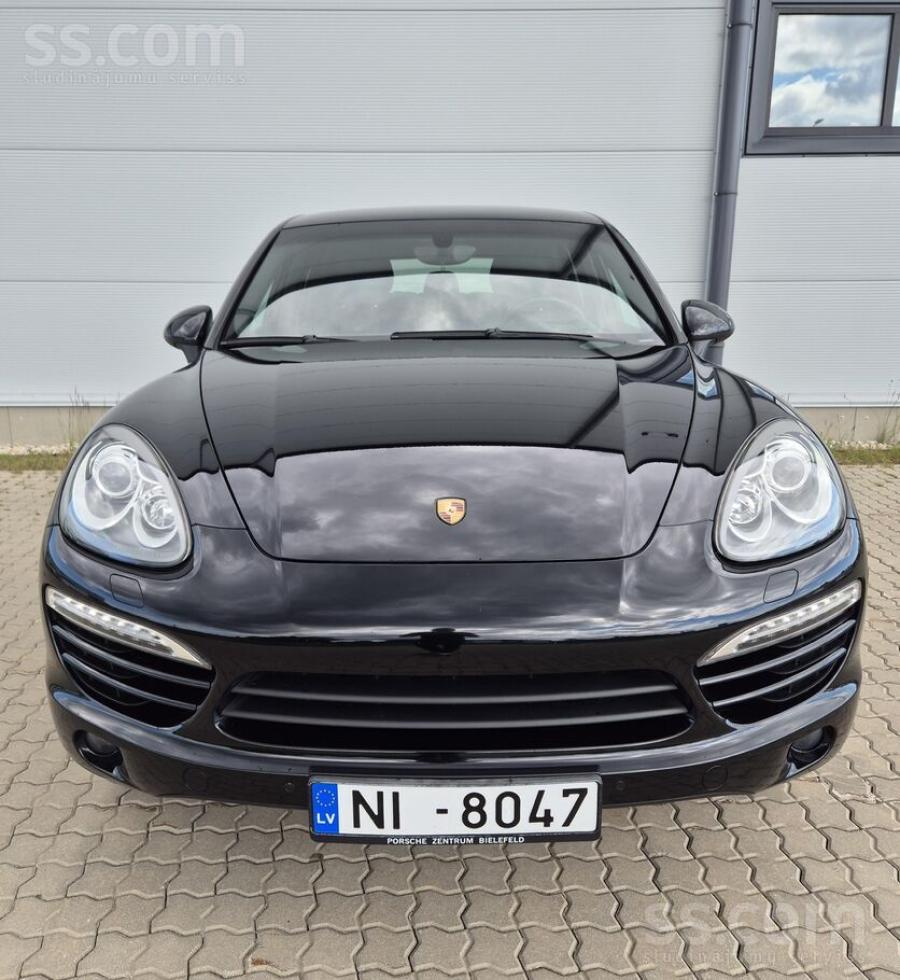 Black Porsche Cayenne 2013 in Riga, with an engine capacity of 3.00 L and mileage of 156 thousand km for 19900 €, photo 4 on AUTOMOTO.COM.LV