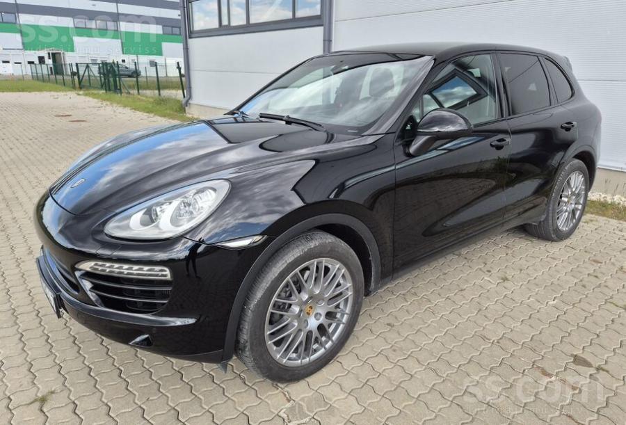Black Porsche Cayenne 2013 in Riga, with an engine capacity of 3.00 L and mileage of 156 thousand km for 19900 €, photo 5 on AUTOMOTO.COM.LV