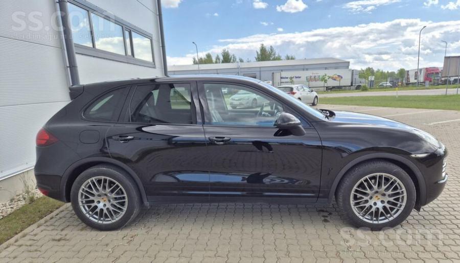 Black Porsche Cayenne 2013 in Riga, with an engine capacity of 3.00 L and mileage of 156 thousand km for 19900 €, photo 6 on AUTOMOTO.COM.LV