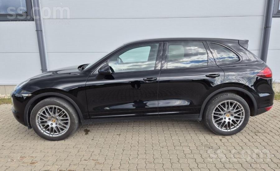 Black Porsche Cayenne 2013 in Riga, with an engine capacity of 3.00 L and mileage of 156 thousand km for 19900 €, photo 7 on AUTOMOTO.COM.LV