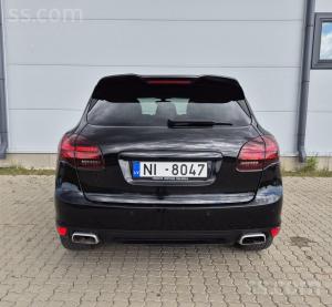 Black Porsche Cayenne 2013 in Riga, with an engine capacity of 3.00 L and mileage of 156 thousand km for 19900 €, photo 8 on AUTOMOTO.COM.LV