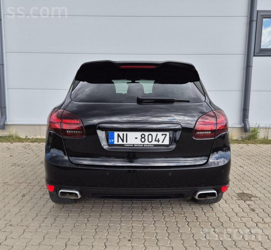 Black Porsche Cayenne 2013 in Riga, with an engine capacity of 3.00 L and mileage of 156 thousand km for 19900 €, photo 8 on AUTOMOTO.COM.LV